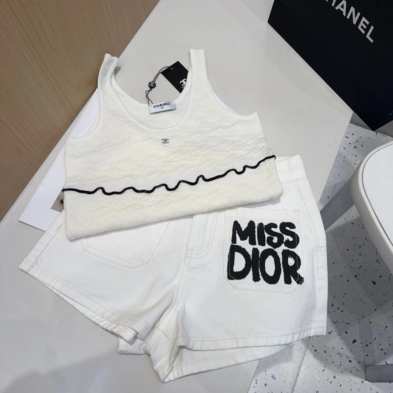 Low-cost Chanel Vest