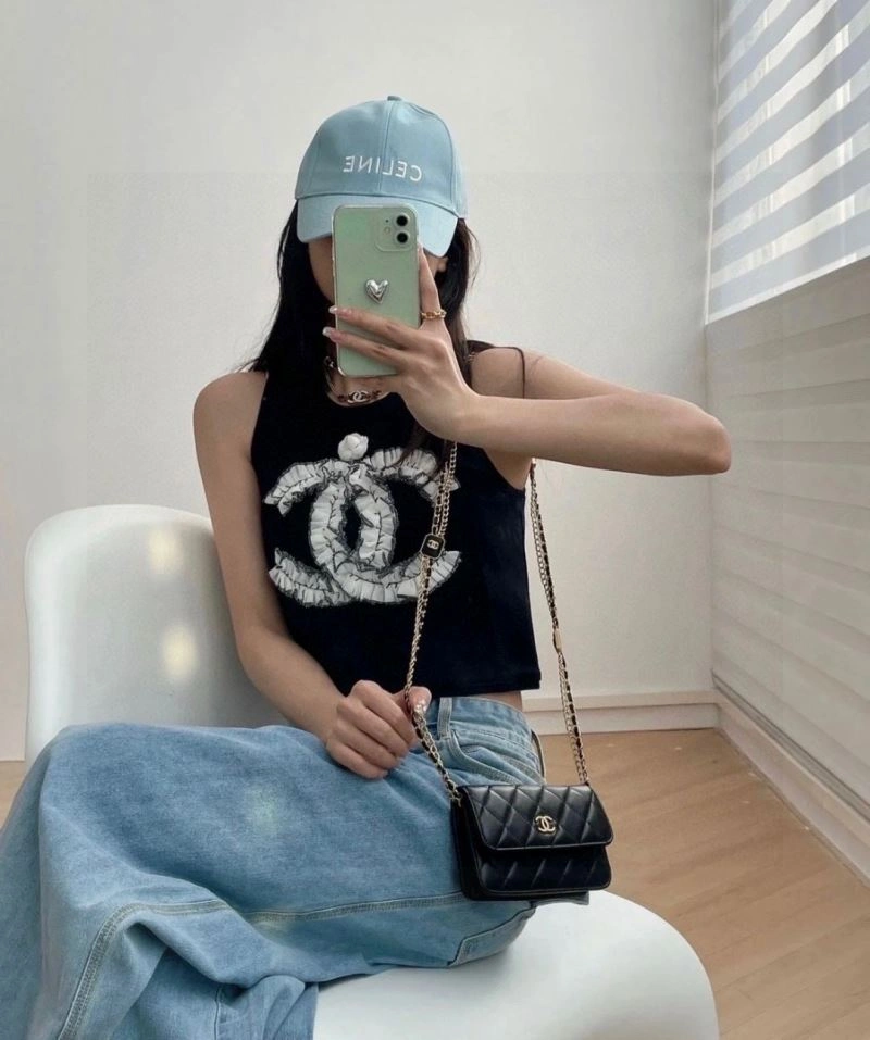 Low-cost Chanel Vest