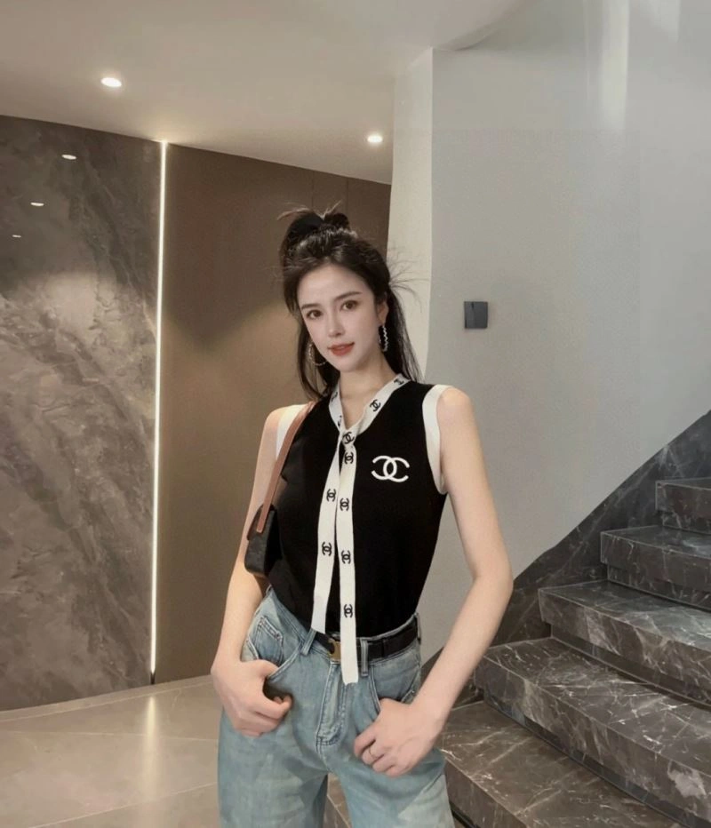 Accurate model Chanel Vest