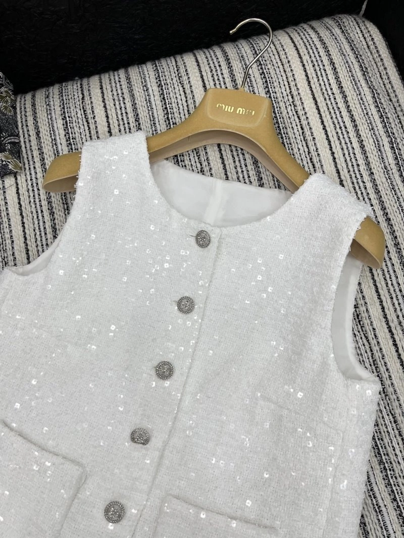 Low-cost Chanel Vest