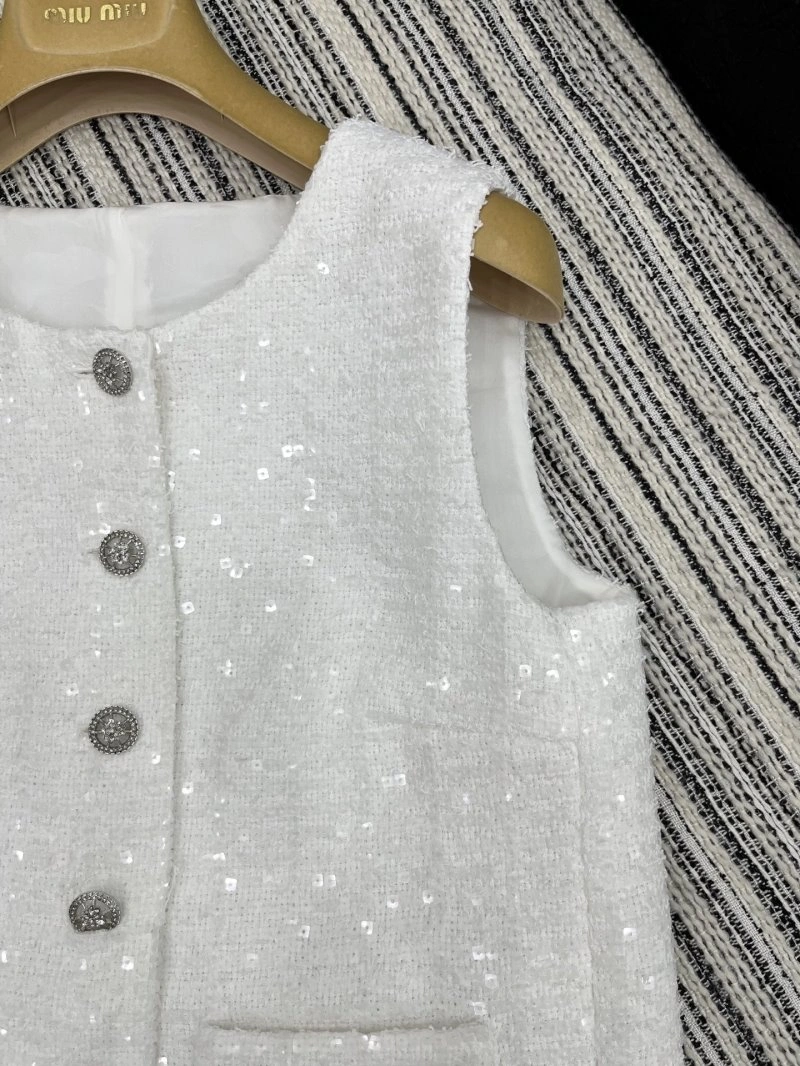 Low-cost Chanel Vest