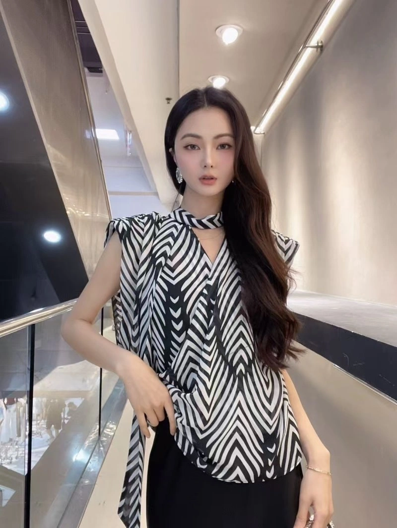 Low-cost Chanel Vest