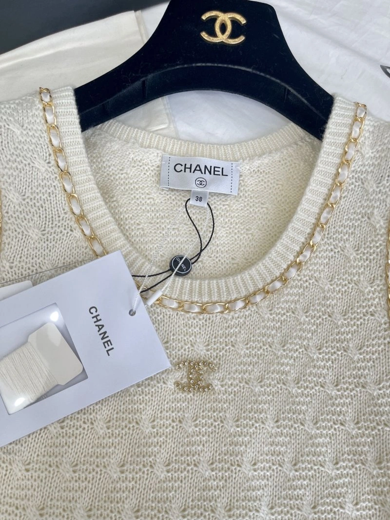 Low-cost Chanel Vest