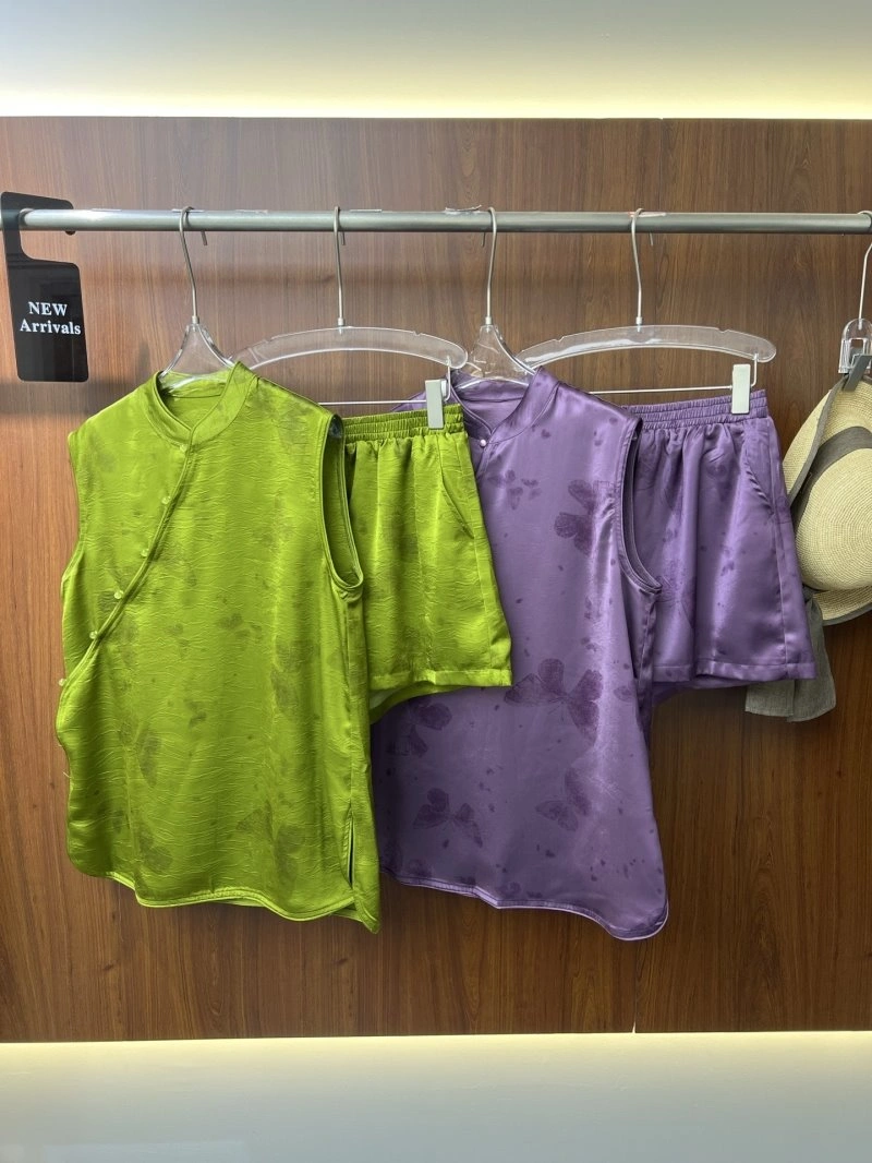 Low-cost Chanel Vest
