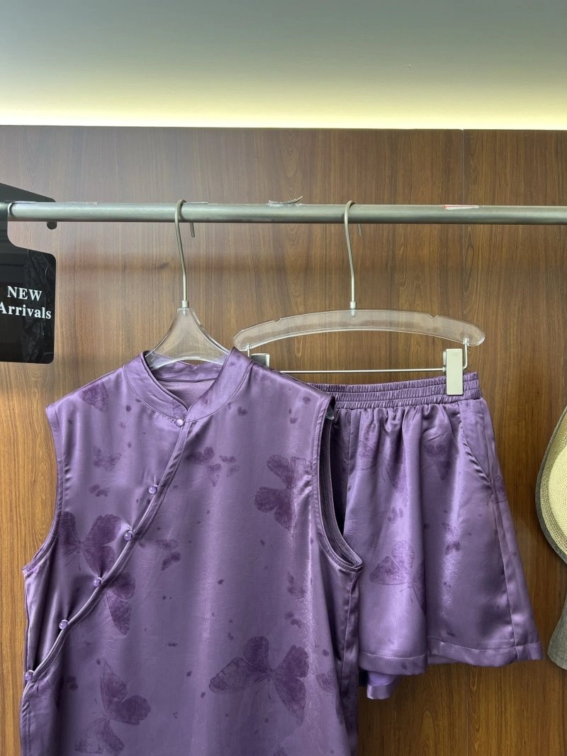 Low-cost Chanel Vest