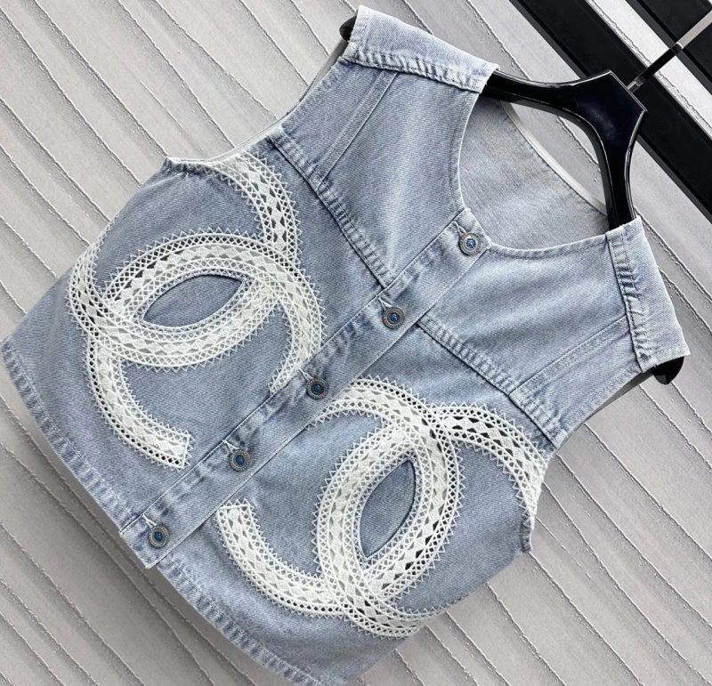 Accurate model Chanel Vest