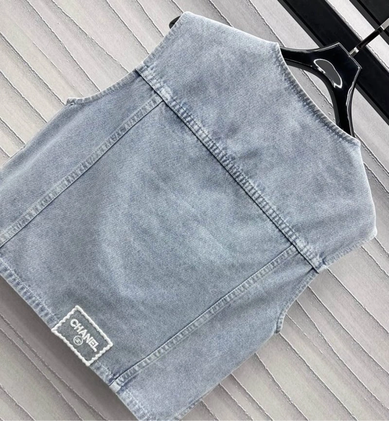 Accurate model Chanel Vest