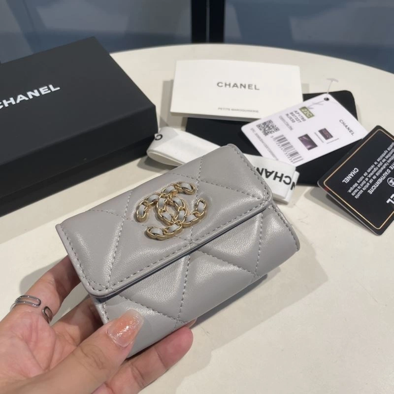 Indistinguishable Chanel Wallet Purse