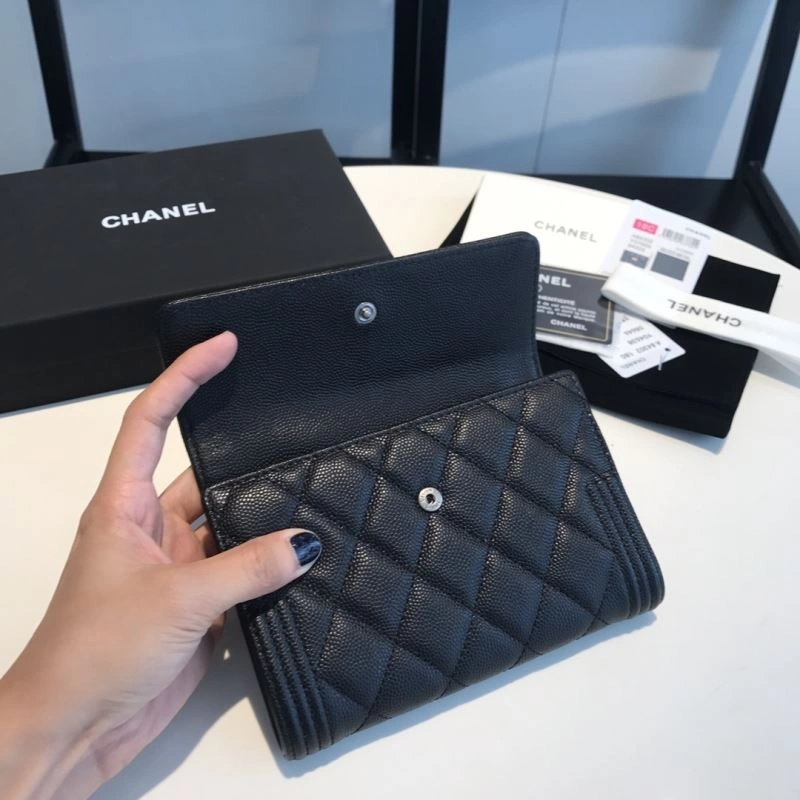Indistinguishable Chanel Wallet Purse