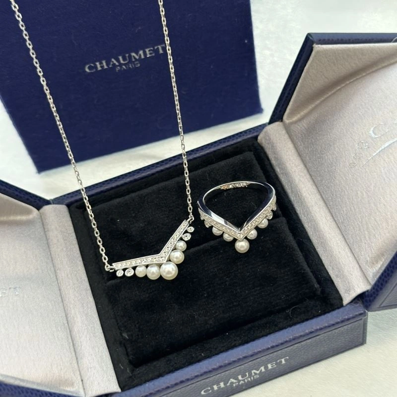 Indistinguishable Chaumet Necklaces