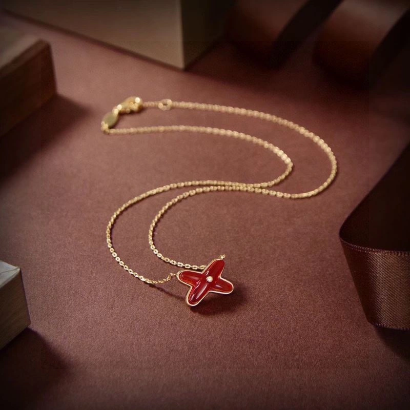 Indistinguishable Chaumet Necklaces