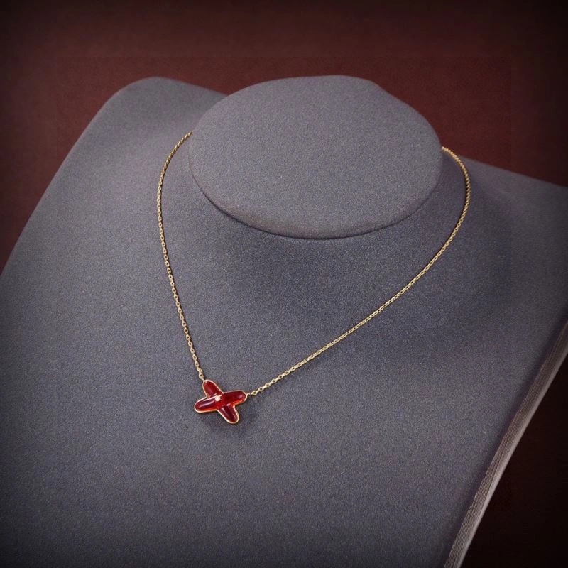 Indistinguishable Chaumet Necklaces