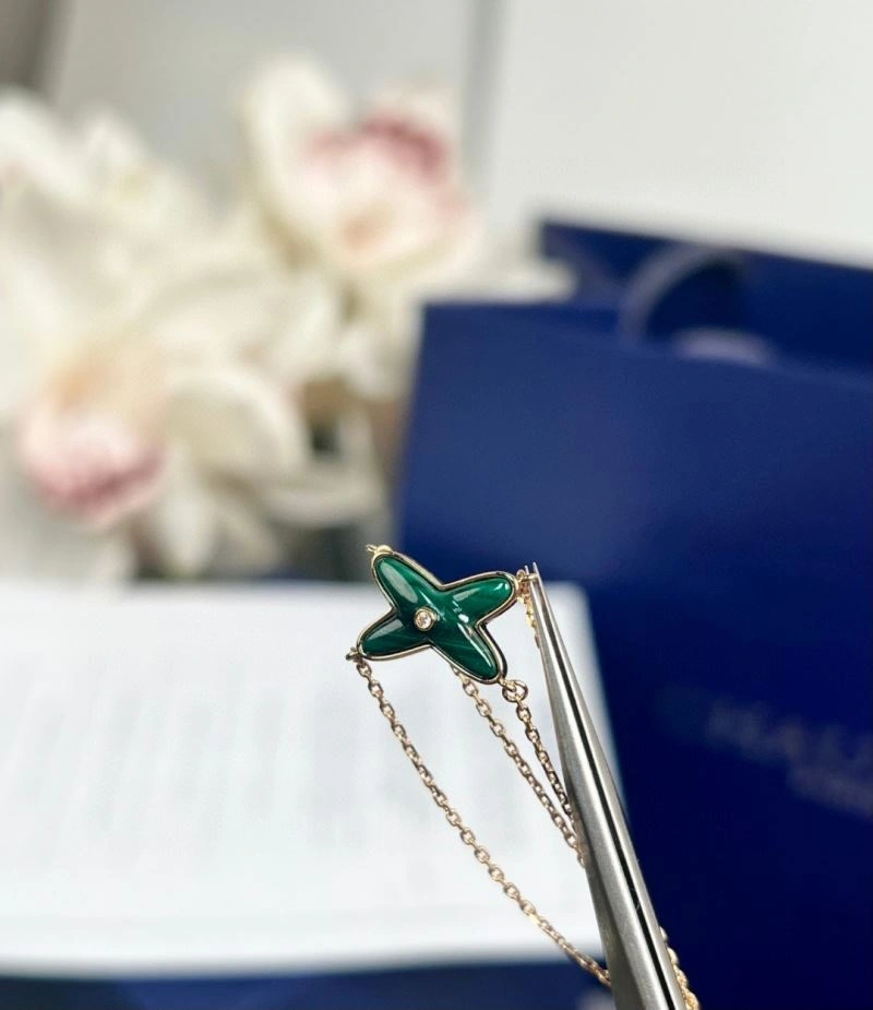 Low-cost Chaumet Necklaces