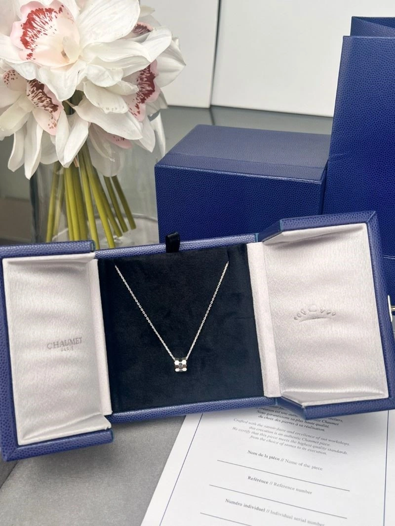 Indistinguishable Chaumet Necklaces