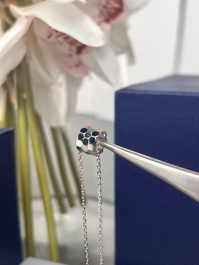 Indistinguishable Chaumet Necklaces