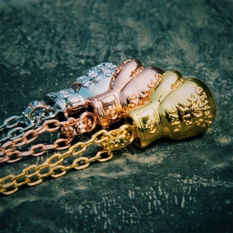 Indistinguishable Chiseled Necklaces