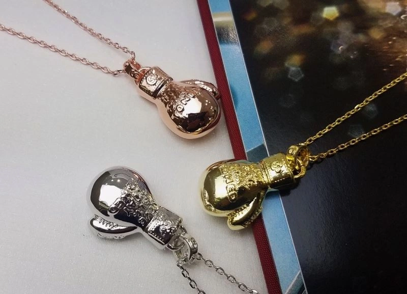 Indistinguishable Chiseled Necklaces
