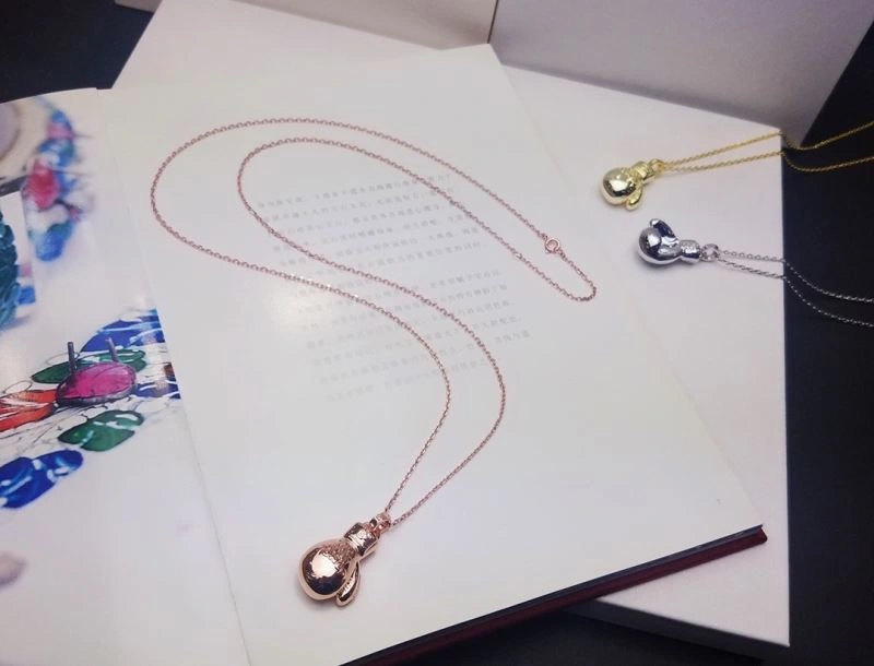 Indistinguishable Chiseled Necklaces