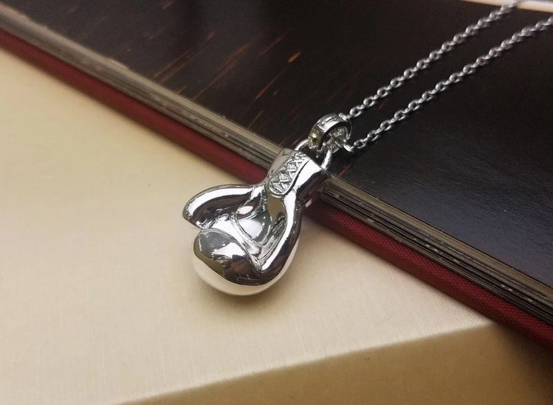 Indistinguishable Chiseled Necklaces