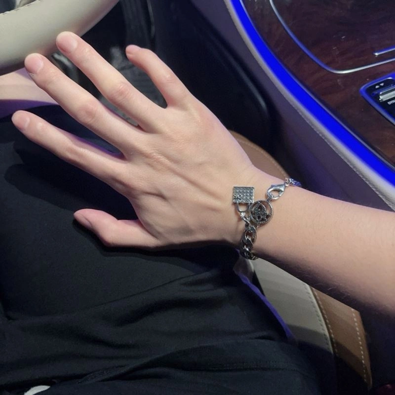 Accurate model Christian Dior Bracelets