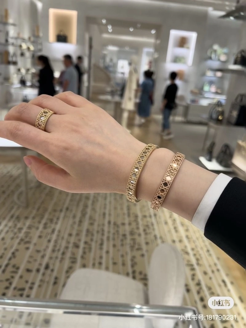 Accurate model Christian Dior Bracelets