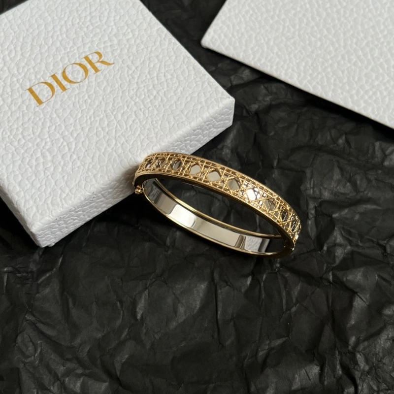 Accurate model Christian Dior Bracelets