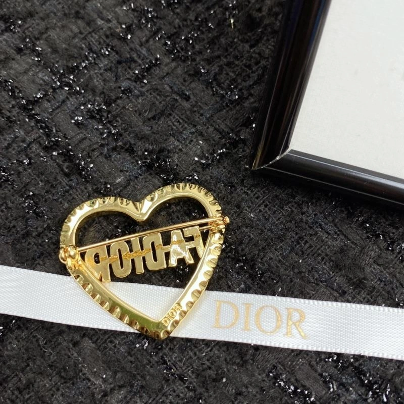 Top match Christian Dior Brooches