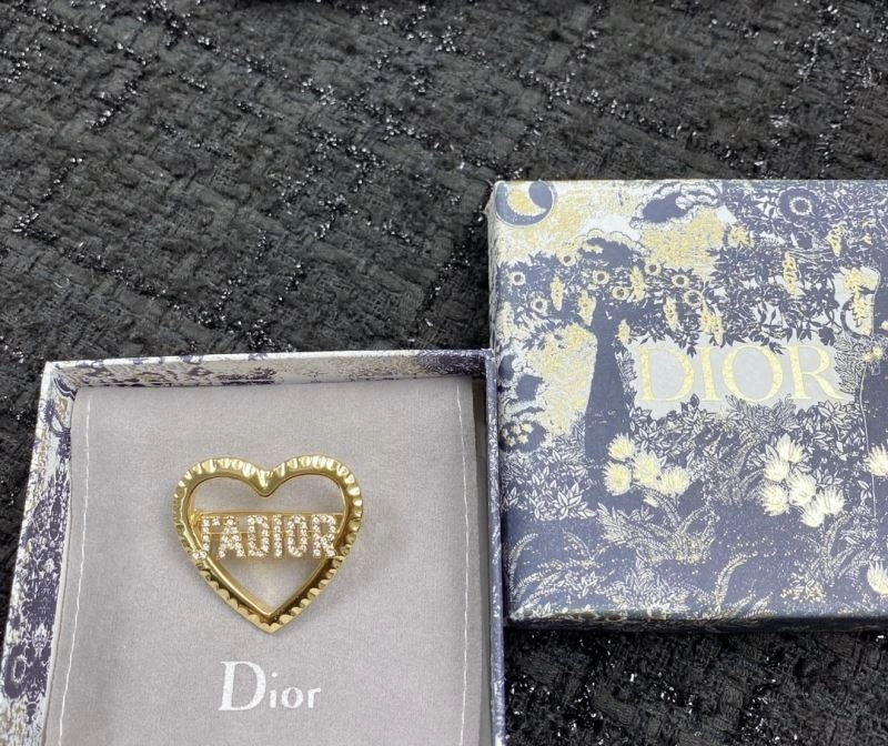 Top match Christian Dior Brooches