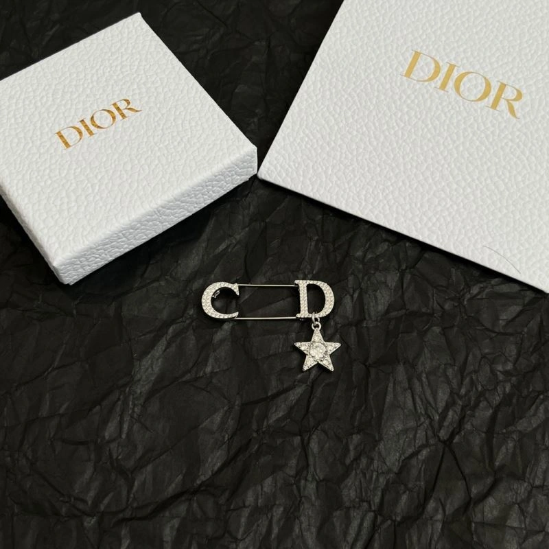 High fidelity Christian Dior Brooches