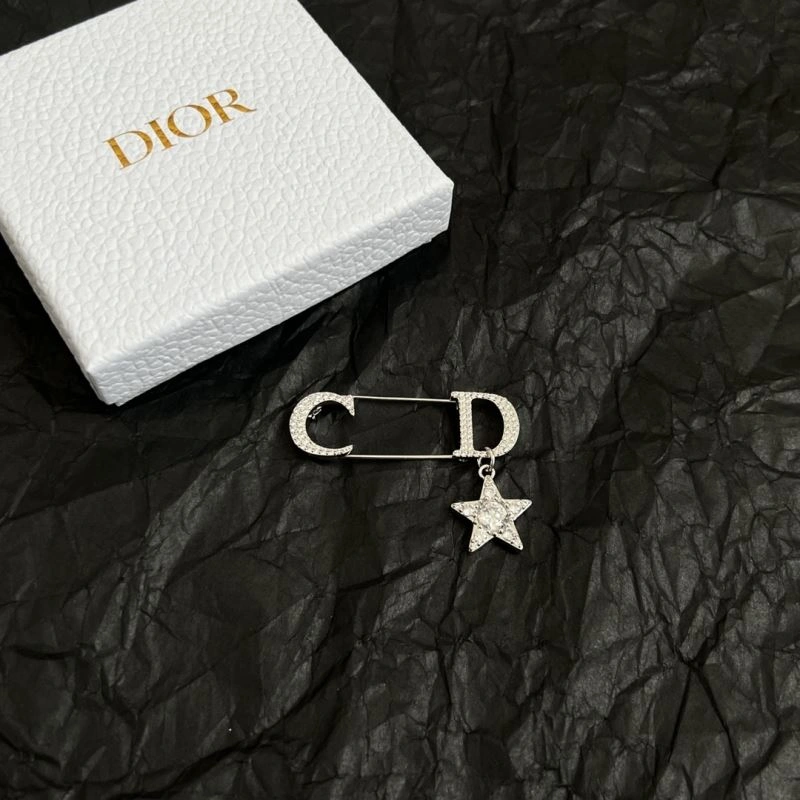 High fidelity Christian Dior Brooches
