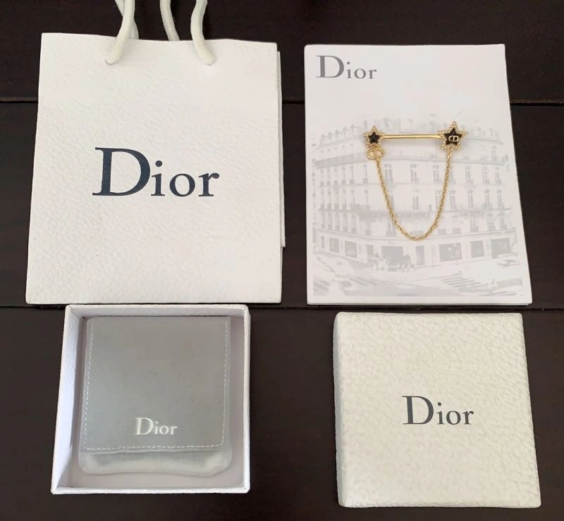 Top match Christian Dior Brooches