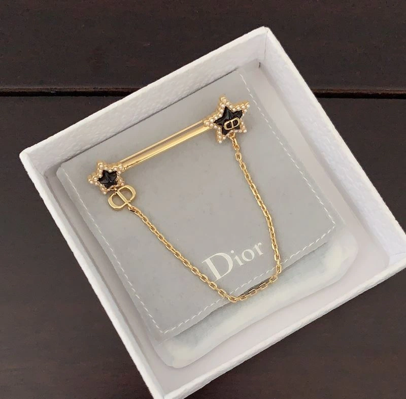 Top match Christian Dior Brooches