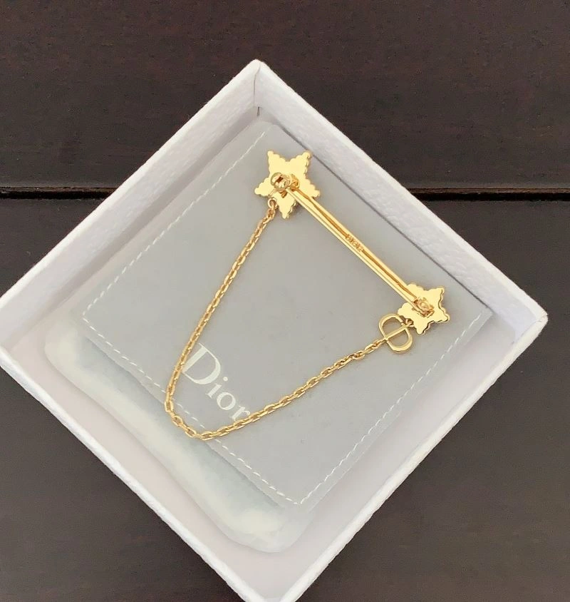 Top match Christian Dior Brooches