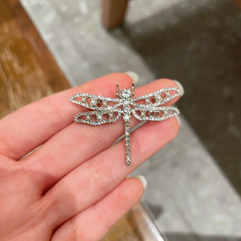 Low-cost Christian Dior Brooches