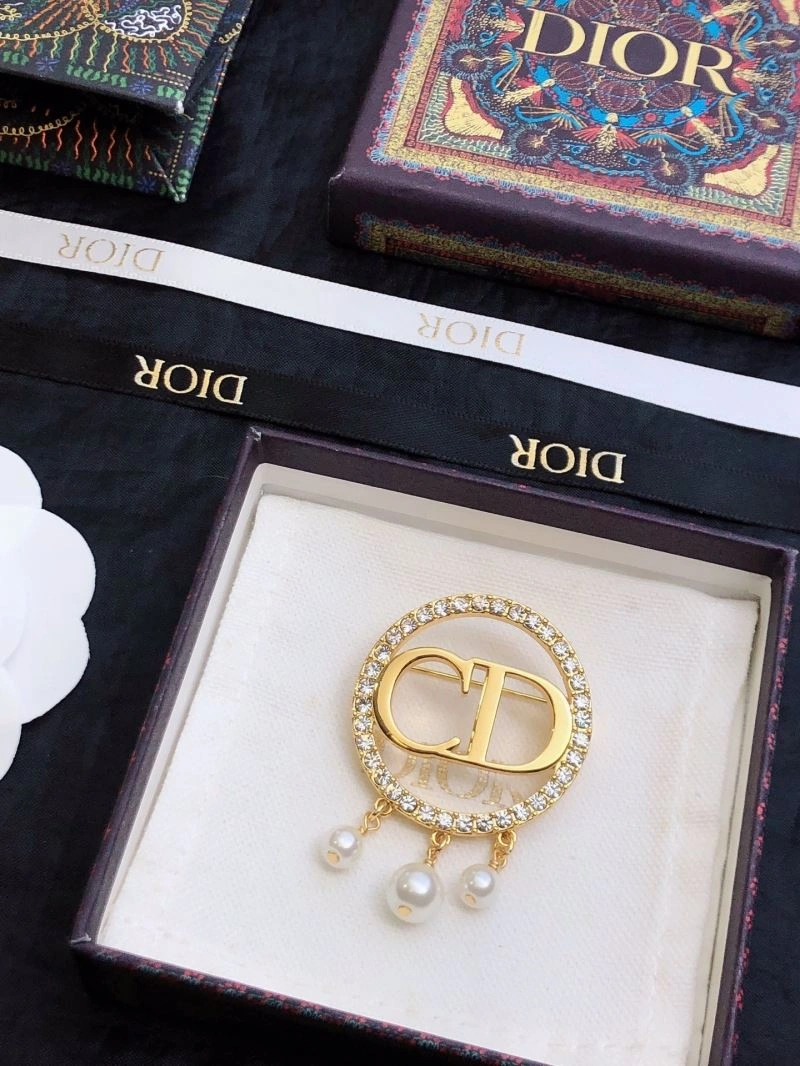 Top match Christian Dior Brooches