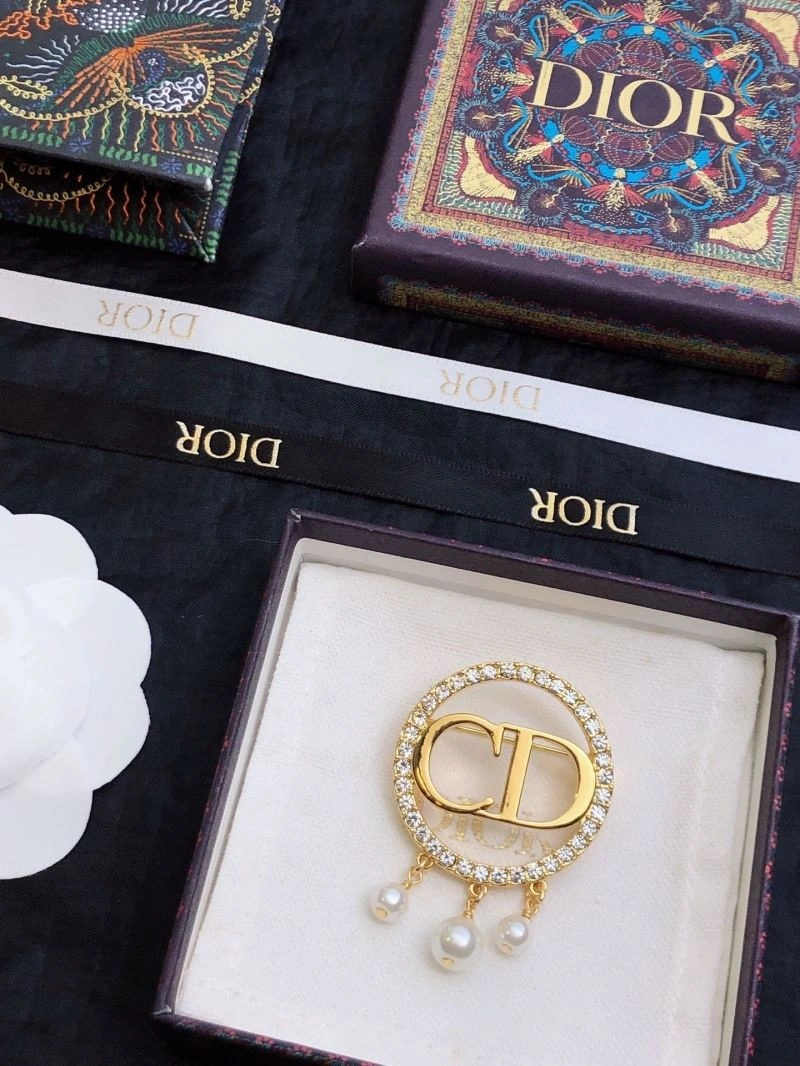 Top match Christian Dior Brooches
