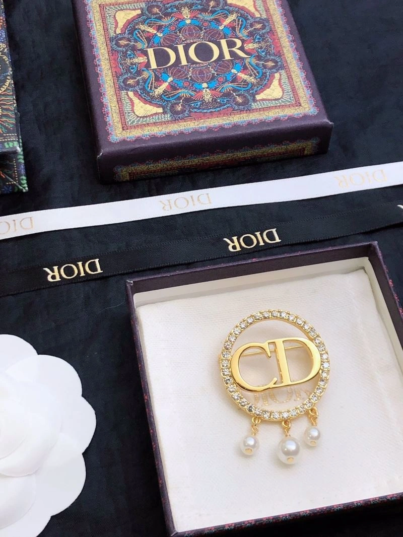Top match Christian Dior Brooches