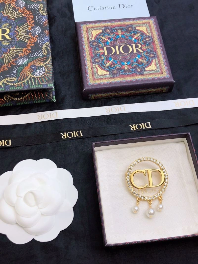 Top match Christian Dior Brooches