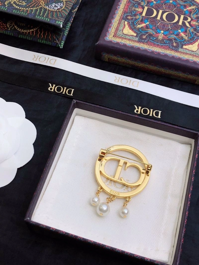 Top match Christian Dior Brooches