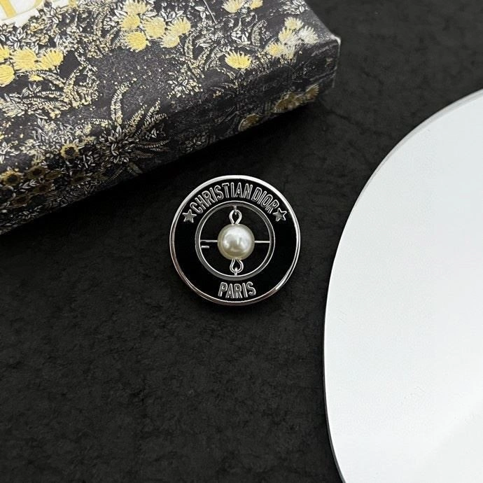 High fidelity Christian Dior Brooches