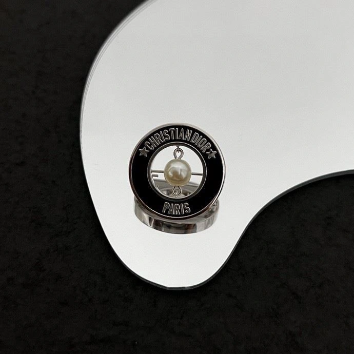 High fidelity Christian Dior Brooches