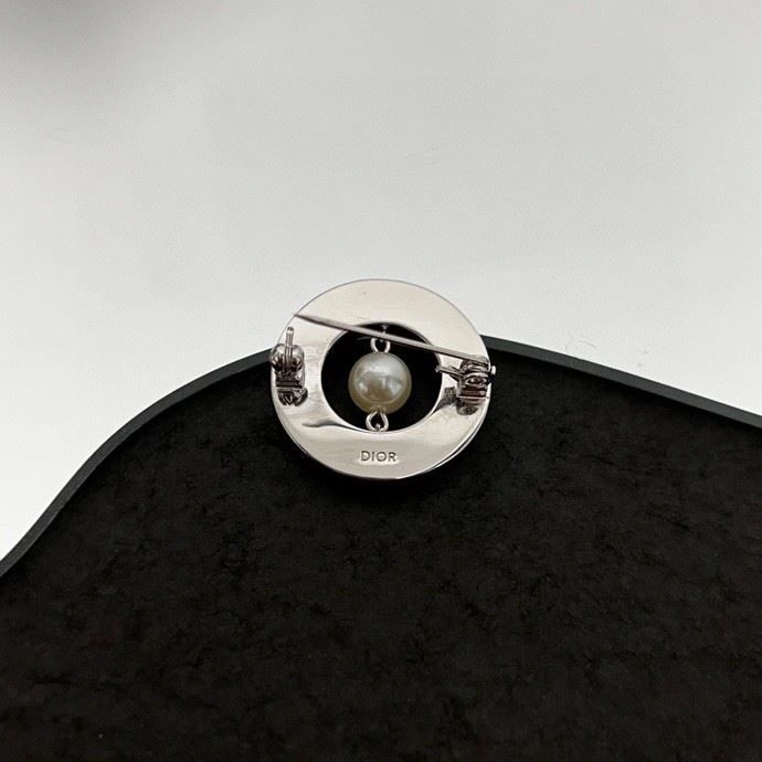 High fidelity Christian Dior Brooches