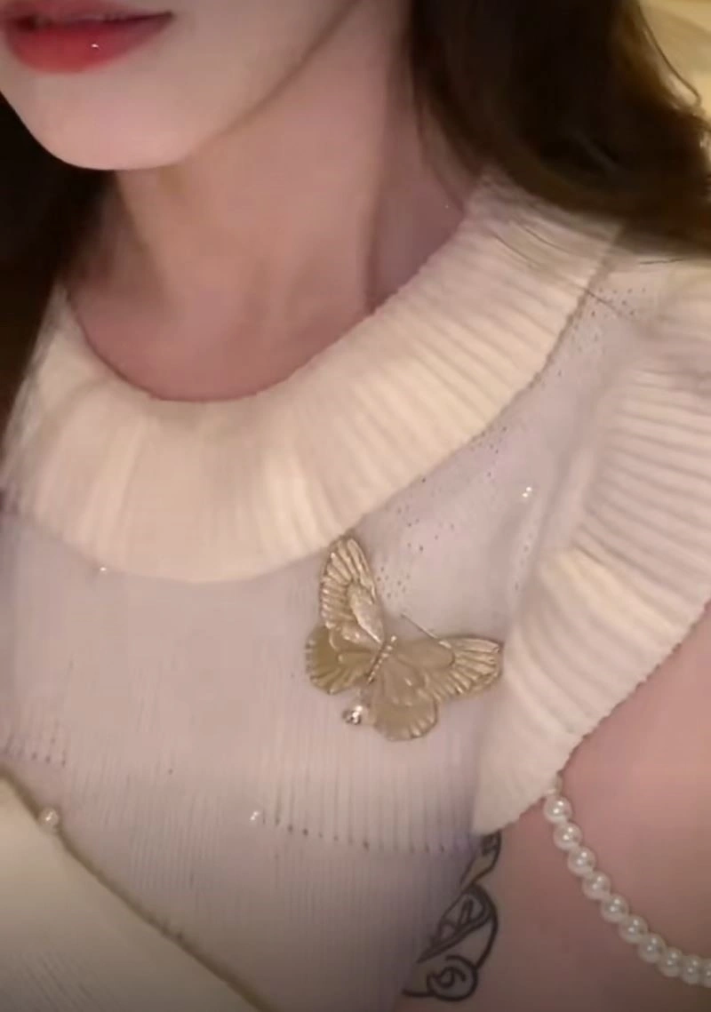 Legit Christian Dior Brooches