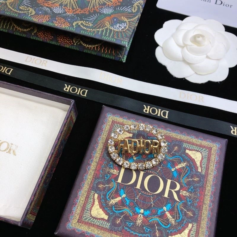 Top mirror Christian Dior Brooches