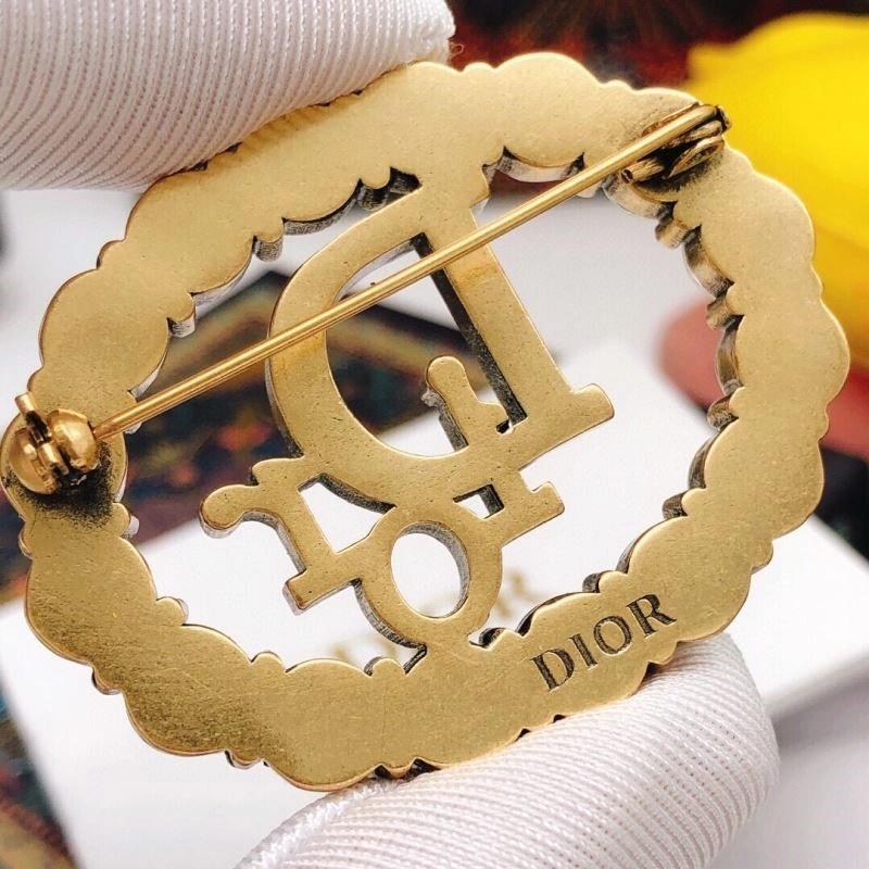 Top mirror Christian Dior Brooches
