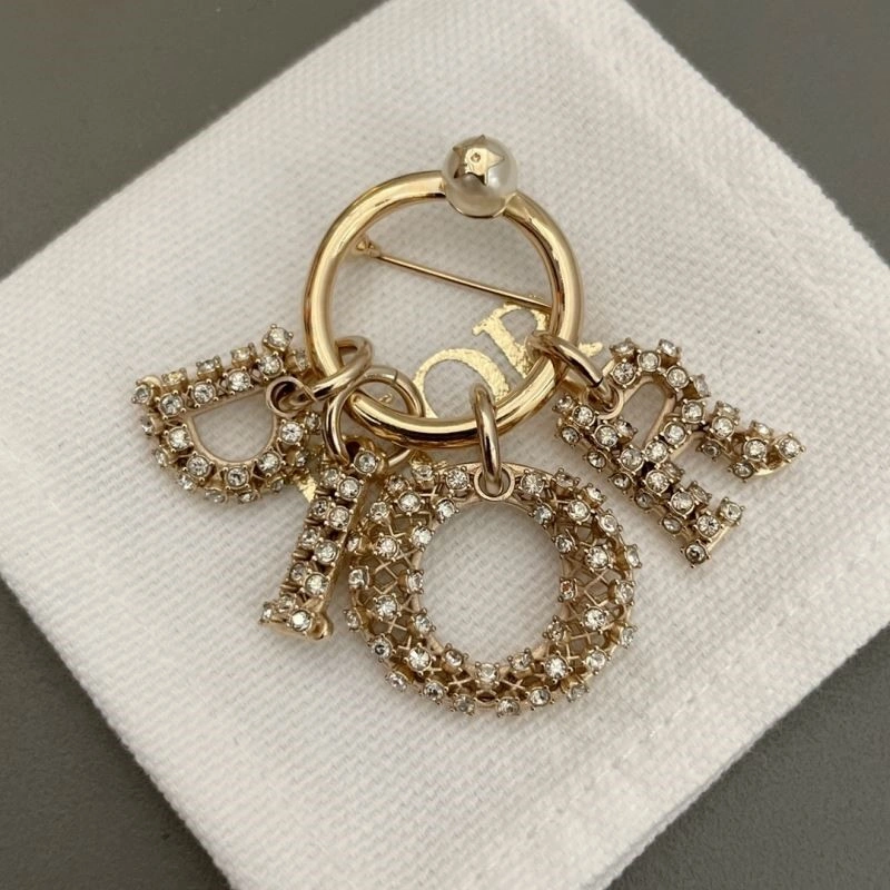 Top match Christian Dior Brooches
