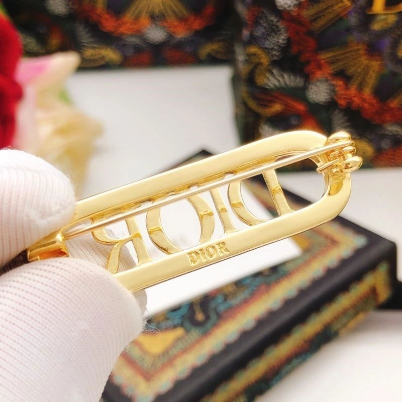 Top match Christian Dior Brooches
