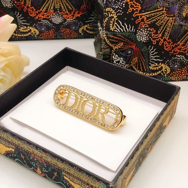 Top match Christian Dior Brooches
