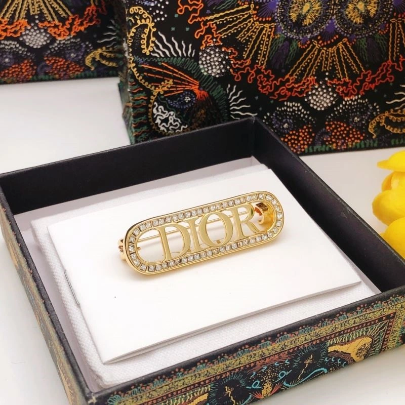 Top match Christian Dior Brooches