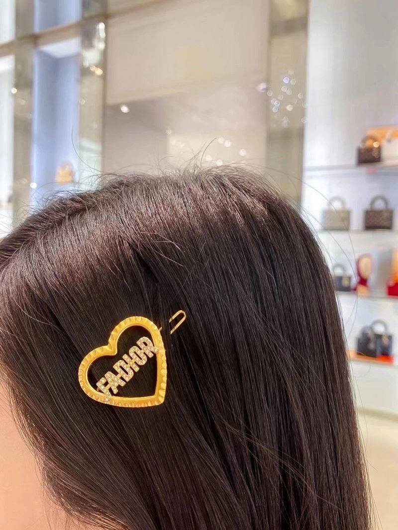 Low-cost Christian Dior Brooches